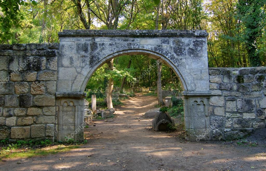 Velhos portões de pedra — Foto © Shmell #32234825