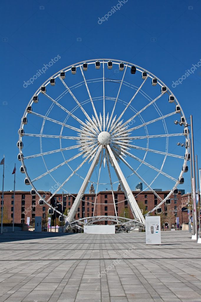 Large ferris wheel at Albert Dock, Liverpool UK — Stock Photo © illu ...