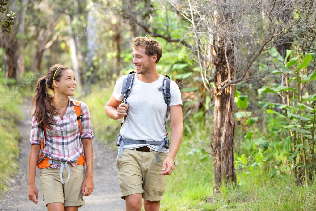 Wandelaars - wandelen mensen lopen gelukkig in het bos — Stockfoto ...