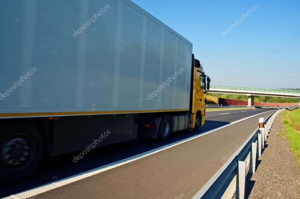 Cami n conduciendo por una carretera vac a en el campo 2024