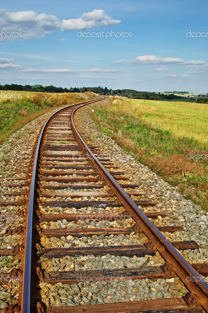 Carriles de ferrocarril oxidados en un terraplén ferroviario entre ...