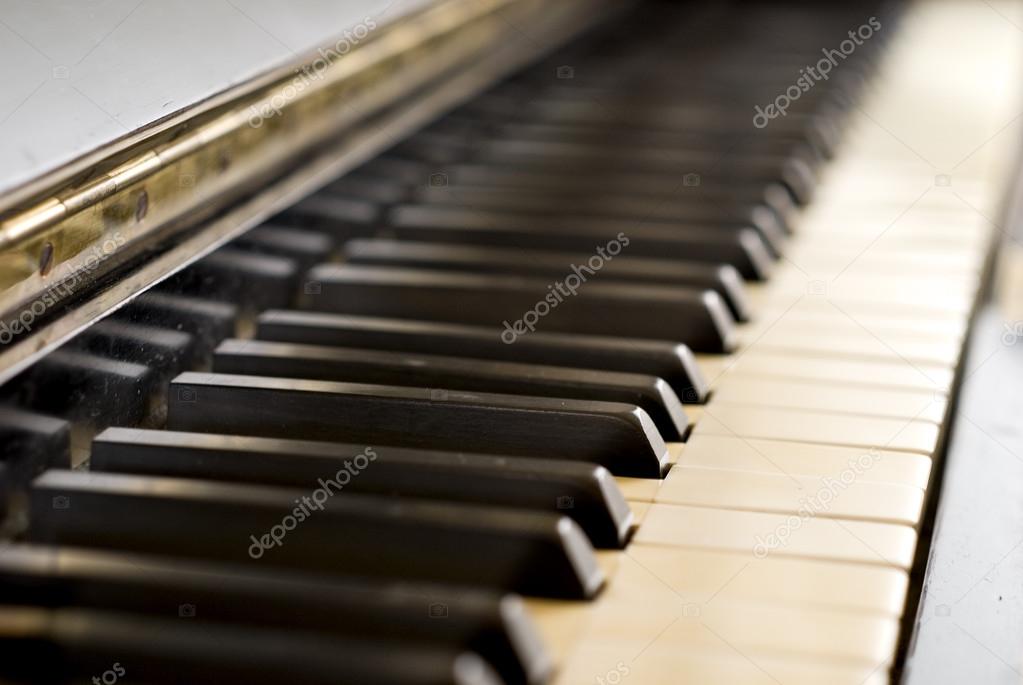 Old piano keyboard Stock Photo by ©estudiosaavedra 35906395