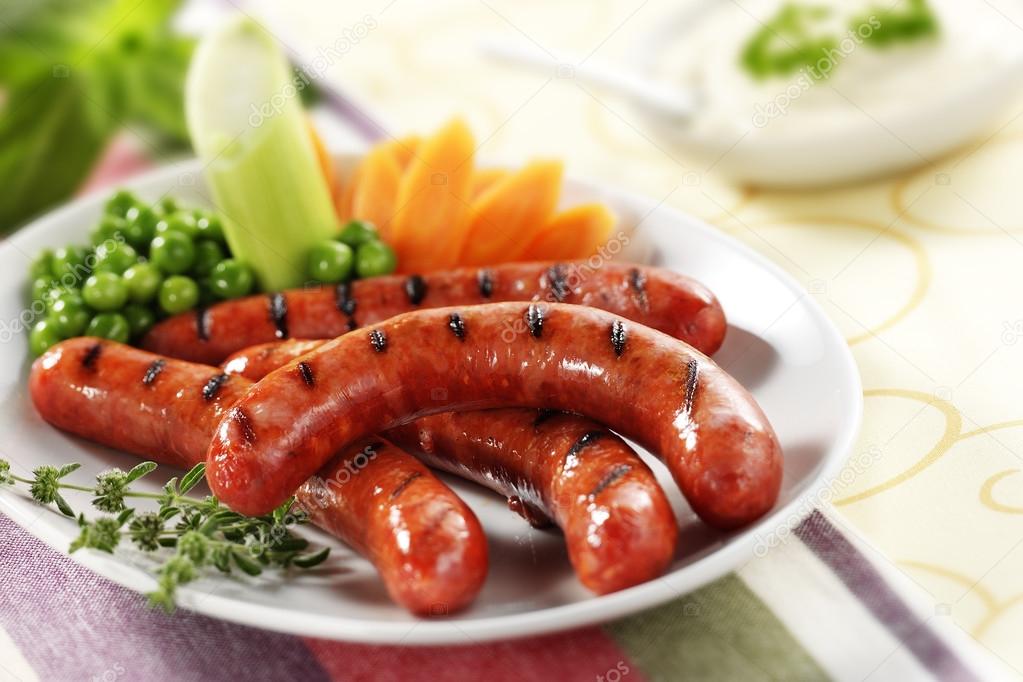 Saucisse rouge grillée image libre de droit par estudiosaavedra © #48090371