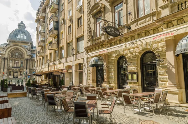 Tourists Downtown Bucharest – Stock Editorial Photo © radub85 #25114323