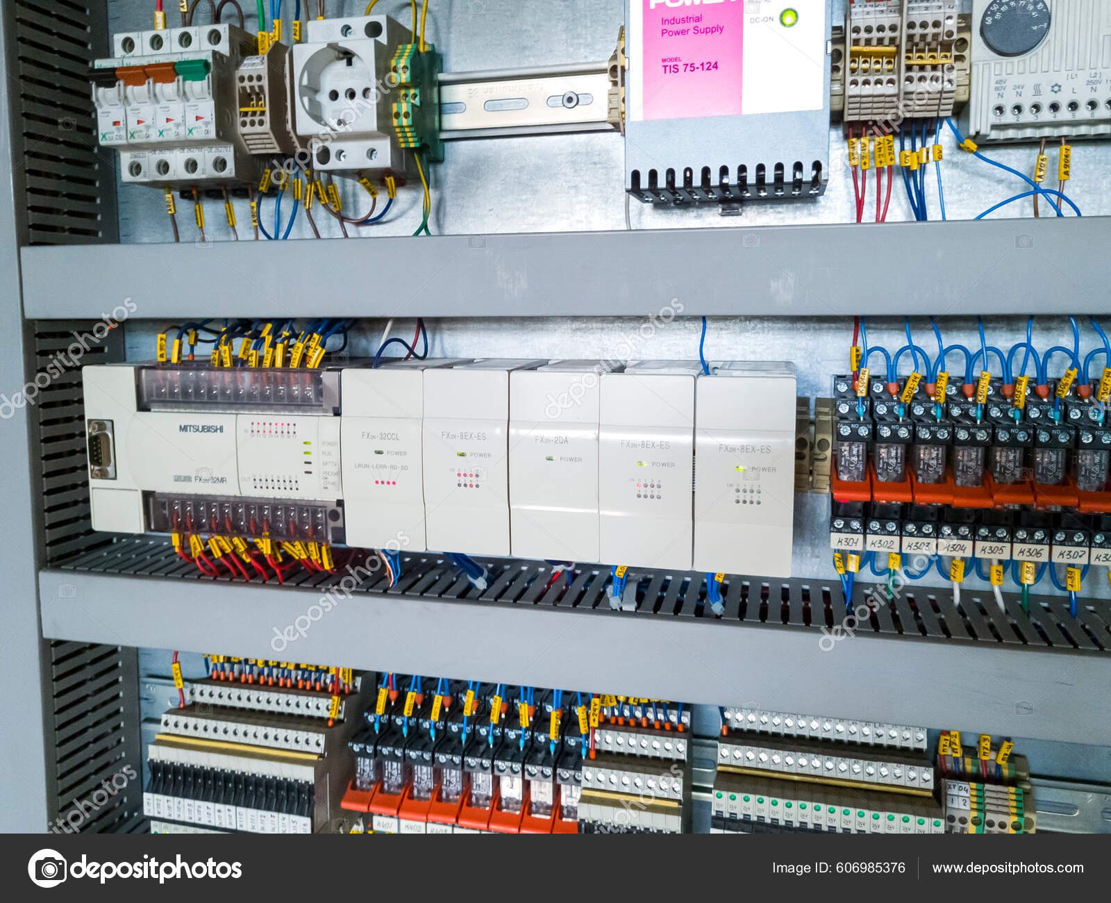 Módulos Plc Mitsubishi Una Fila Gabinete Eléctrico Del Sistema Control ...