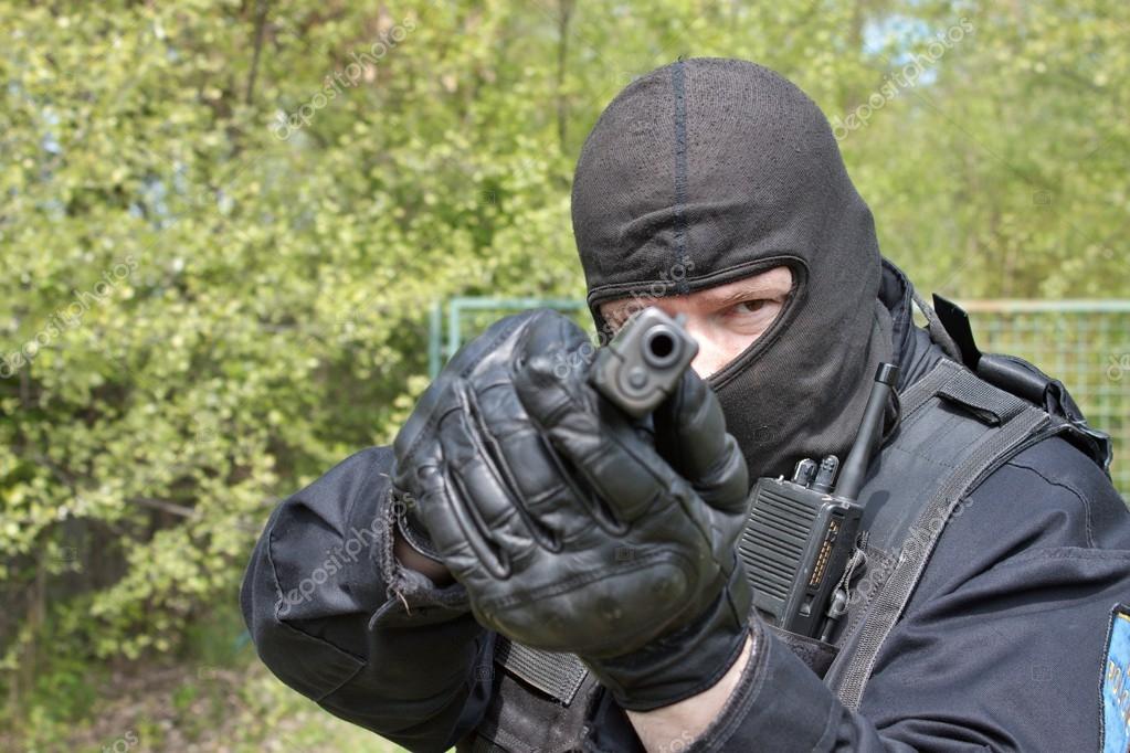 Swat Politieagent Een Pistool Wijzend Op De Camera Close Up — Stockfoto © Marsan 45235041