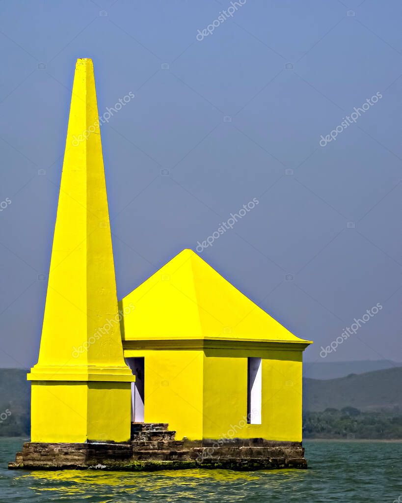 Casa de luz vieja de color amarillo brillante tambi n conocido como ...
