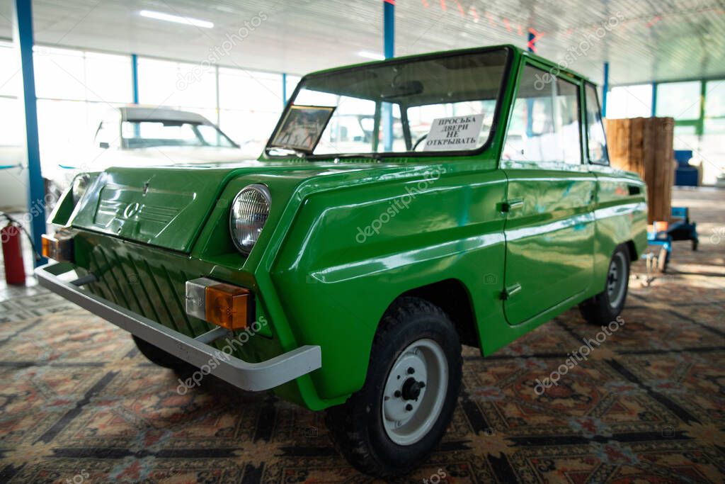 Muy buget ussr coche. Coche a un precio razonable SMZ en la era sovi ...