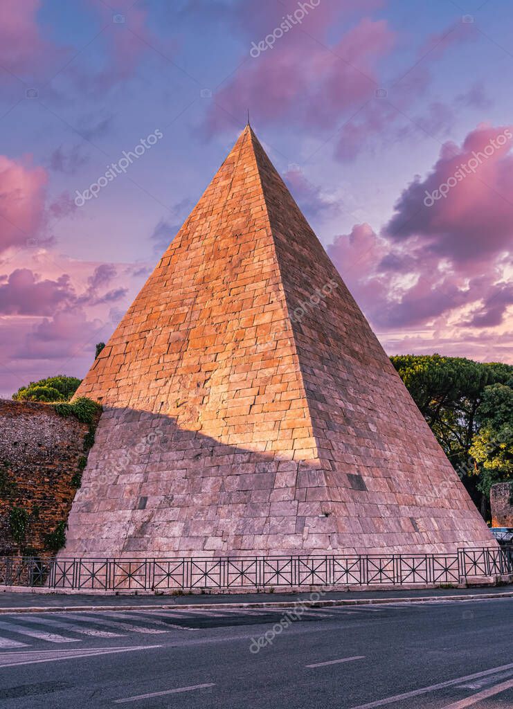 Pirámide de Cestia en Roma al atardecer. La Pirámide de Cestio ...