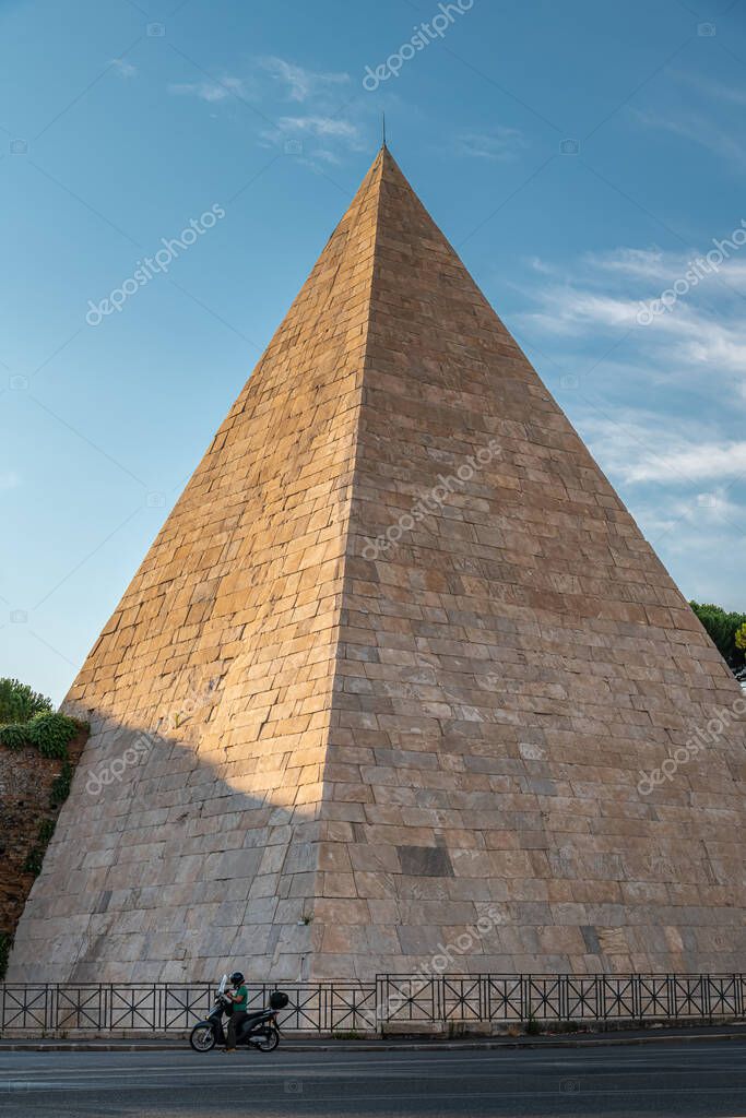 Pirámide de Cestia en Roma al atardecer. La Pirámide de Cestio ...