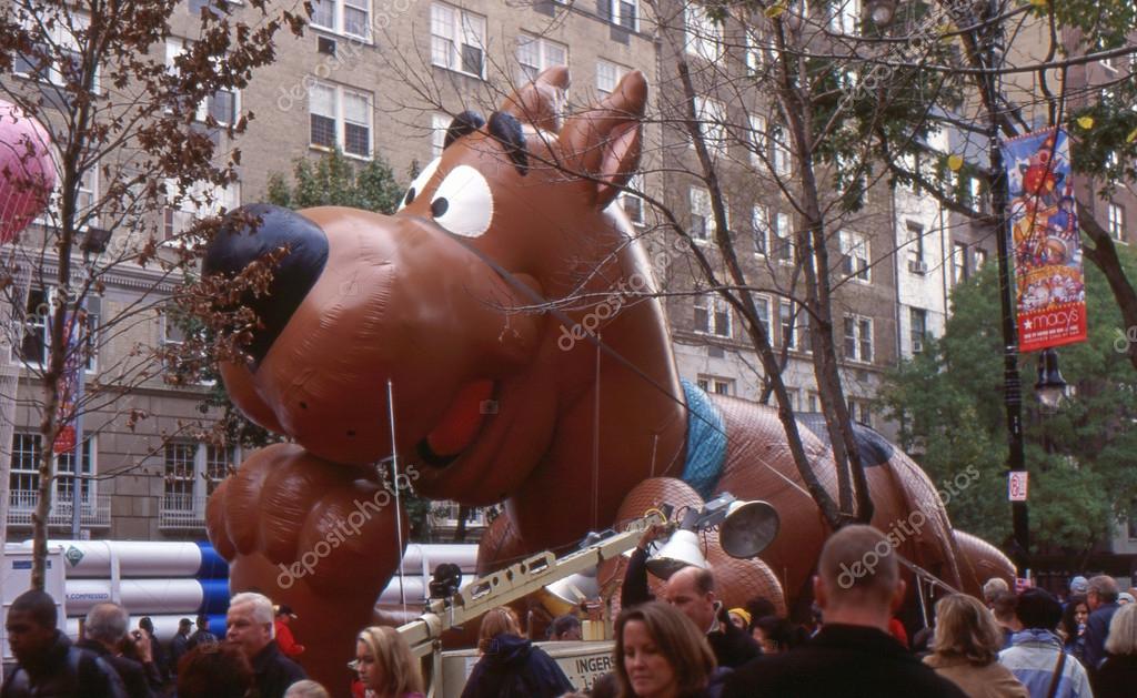 NEW YORK-NOV 21: On the day before the 2007 Macy's Thanksgiving Day ...