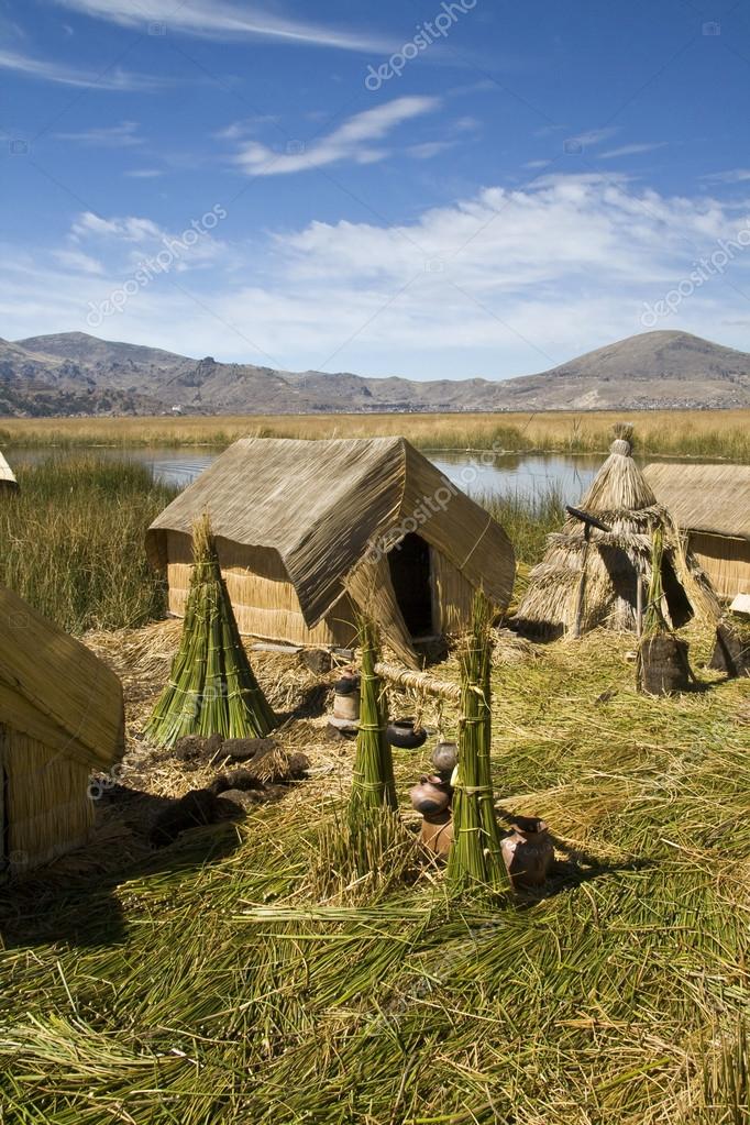 Isla flotante de Uros en el Lago Titicaca, Perú 2023