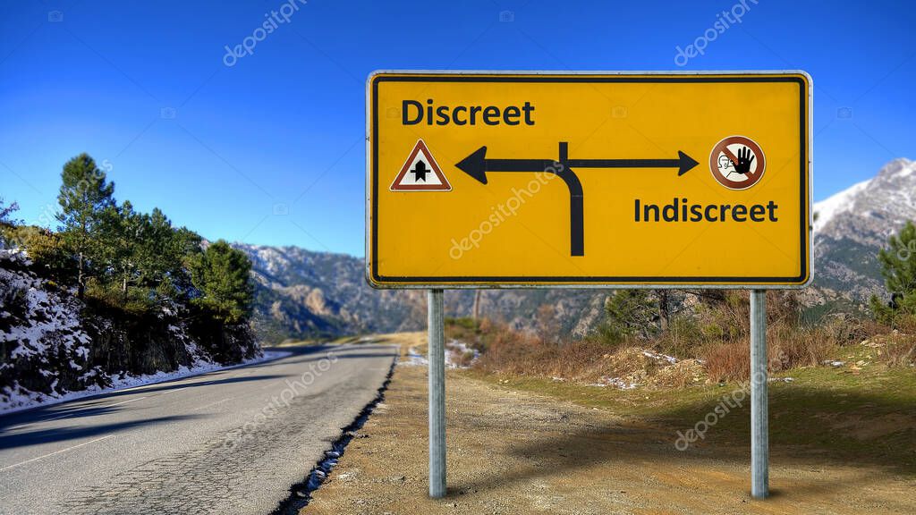 Señal callejera el camino a la dirección discreta versus indiscreta 2022