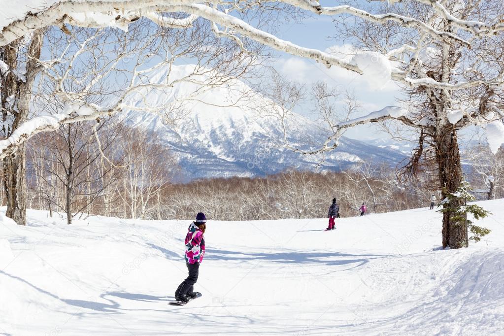 Snowboard a través de árboles en Niseko, Japón 2022