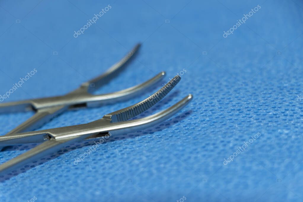 Imagen de primer plano de los fórceps de la arteria de hemostatos en ...