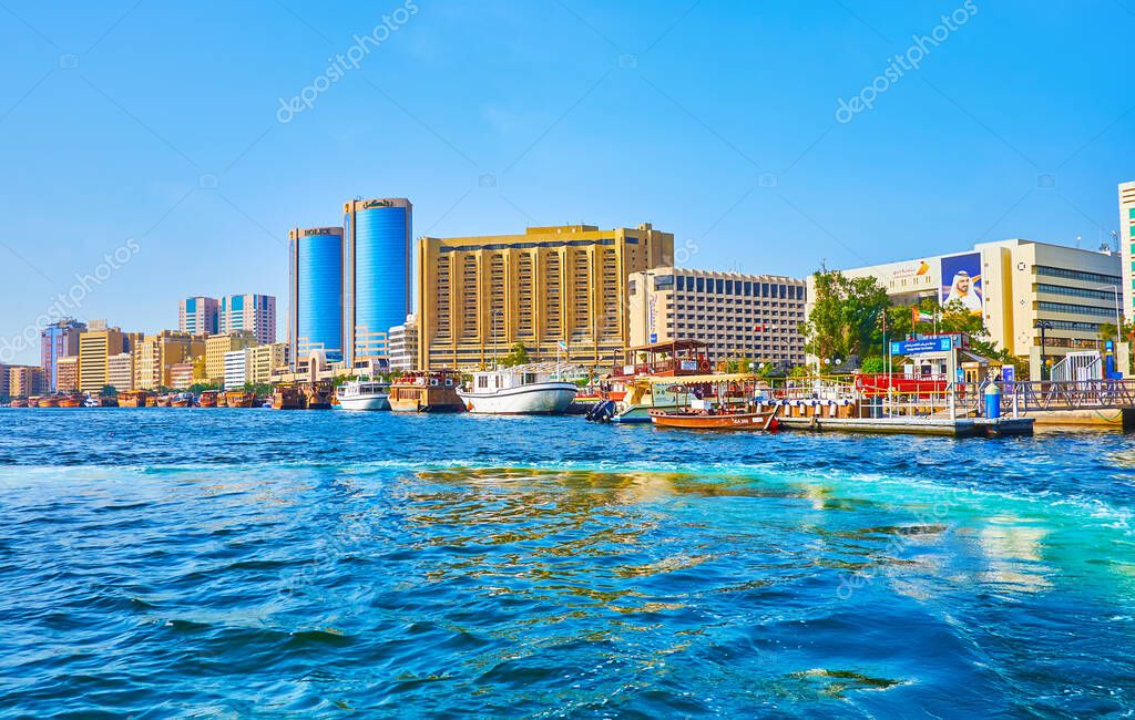 DUBAI, Emiratos Árabes Unidos - 1 de marzo de 2020: El viaje en ferry a ...