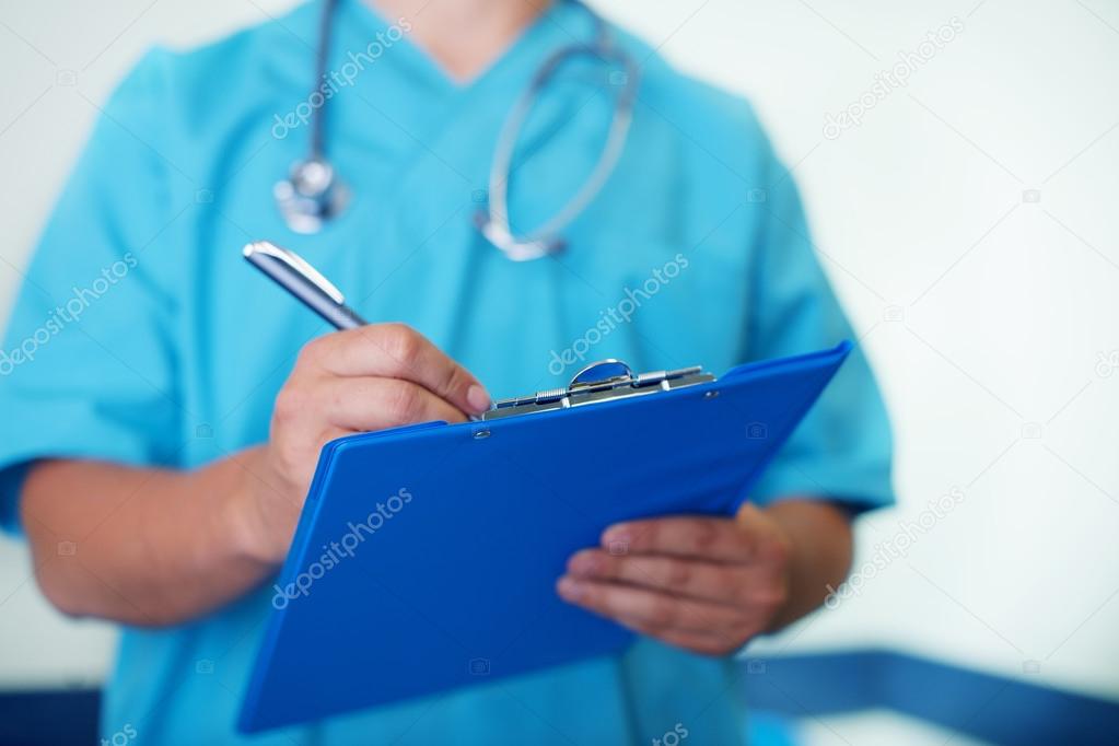 Doctor anotando en la historia clínica 2023