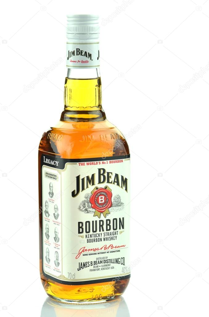Whisky bourbon Jim Beam aislado sobre fondo blanco 2024