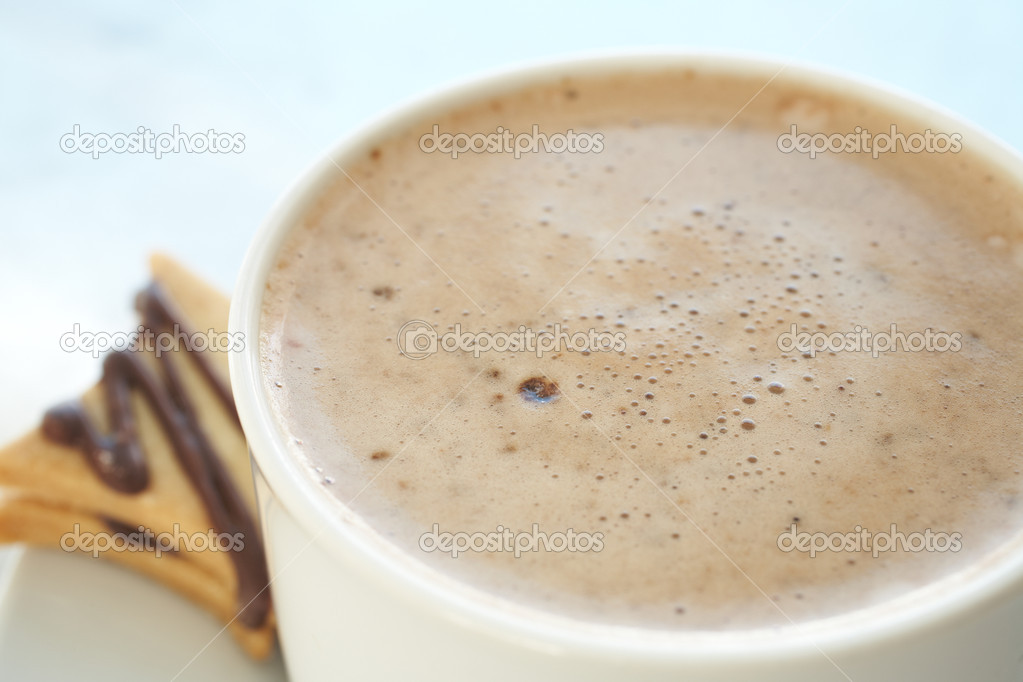 Cafe latte in coffee cup Stock Photo by ©Forgiss 22092823