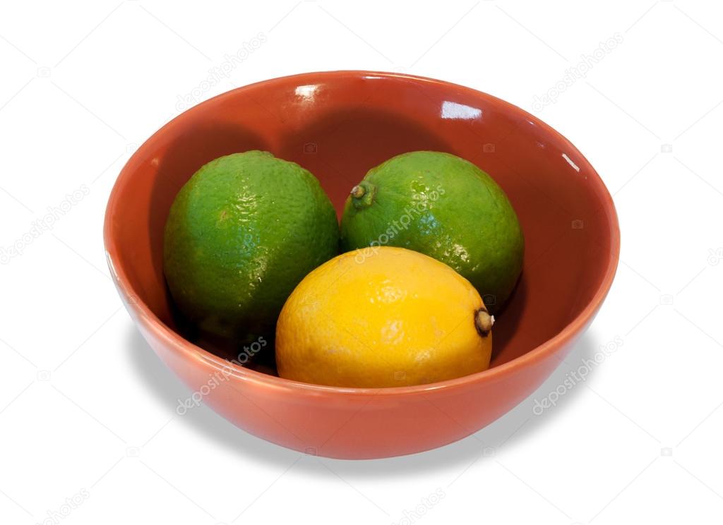 Dos lima y limón en un bol marrón 2024