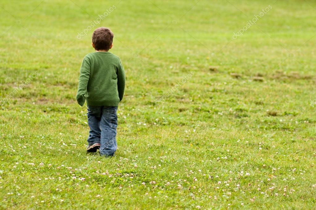 niño caminando — Fotos de Stock © talanis #22714593