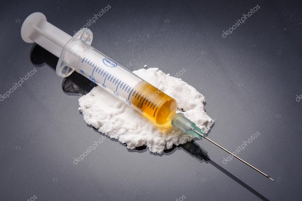 jeringa de droga y heroína cocido en cuchara — Foto de stock ...