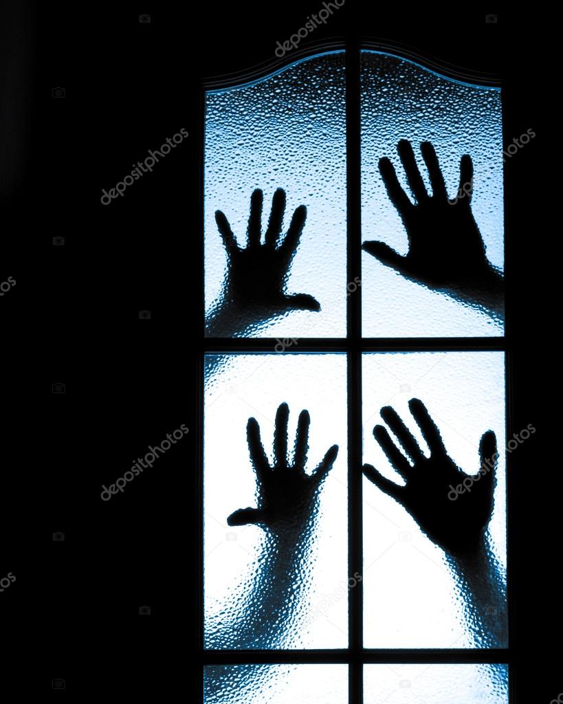 Niño asustado detrás de la puerta de cristal — Foto de stock #44249637 © fotomaximum