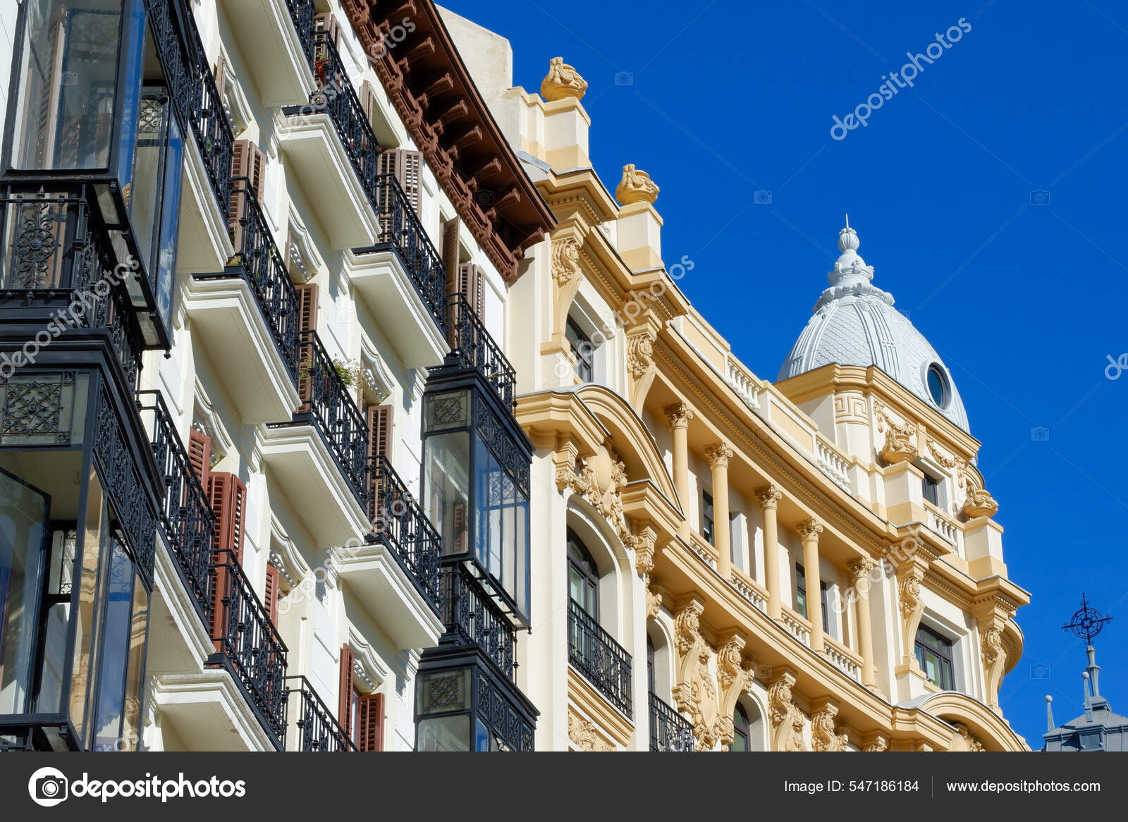 Coloridas Fachadas Con Ventanas Balcones Clásicos Centro Madrid España ...