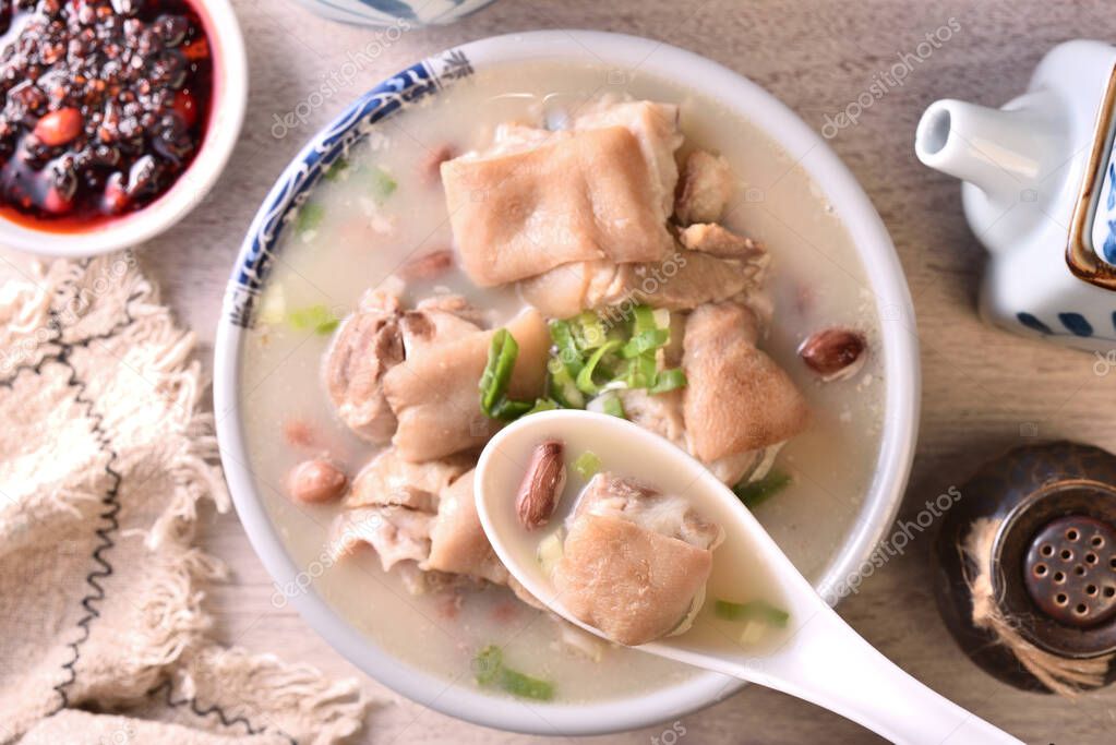 La sopa de nudillos de cerdo de maní es una comida callejera popular en ...