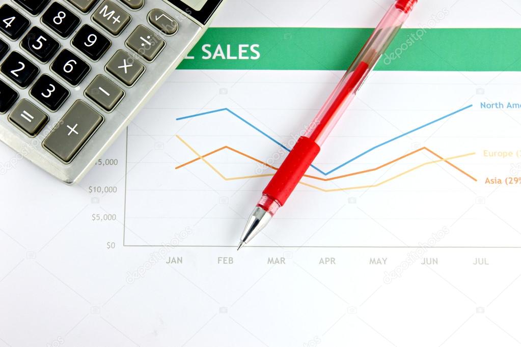 Pluma y calculadora descansando en gr ficos estad sticos. 2024