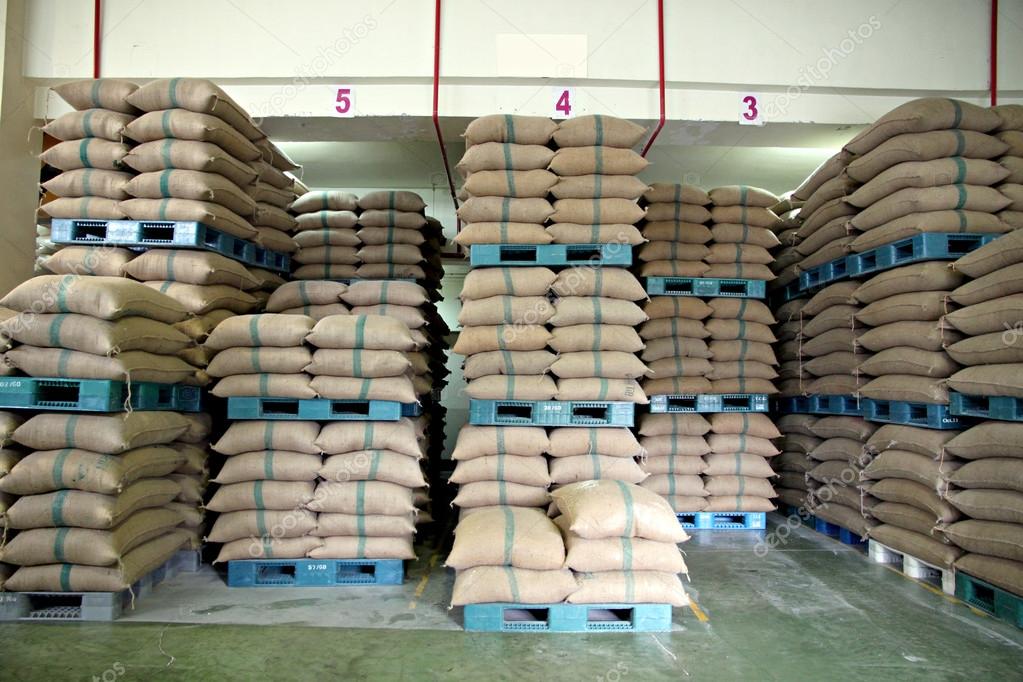 Fotos de Apilado de sacos de arroz en el almacén . - Imagen de ...