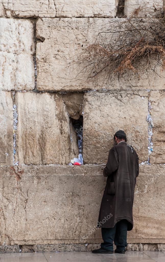 A poor man praying at the Wailing wall, Jerusalem, Israel. — Stock ...