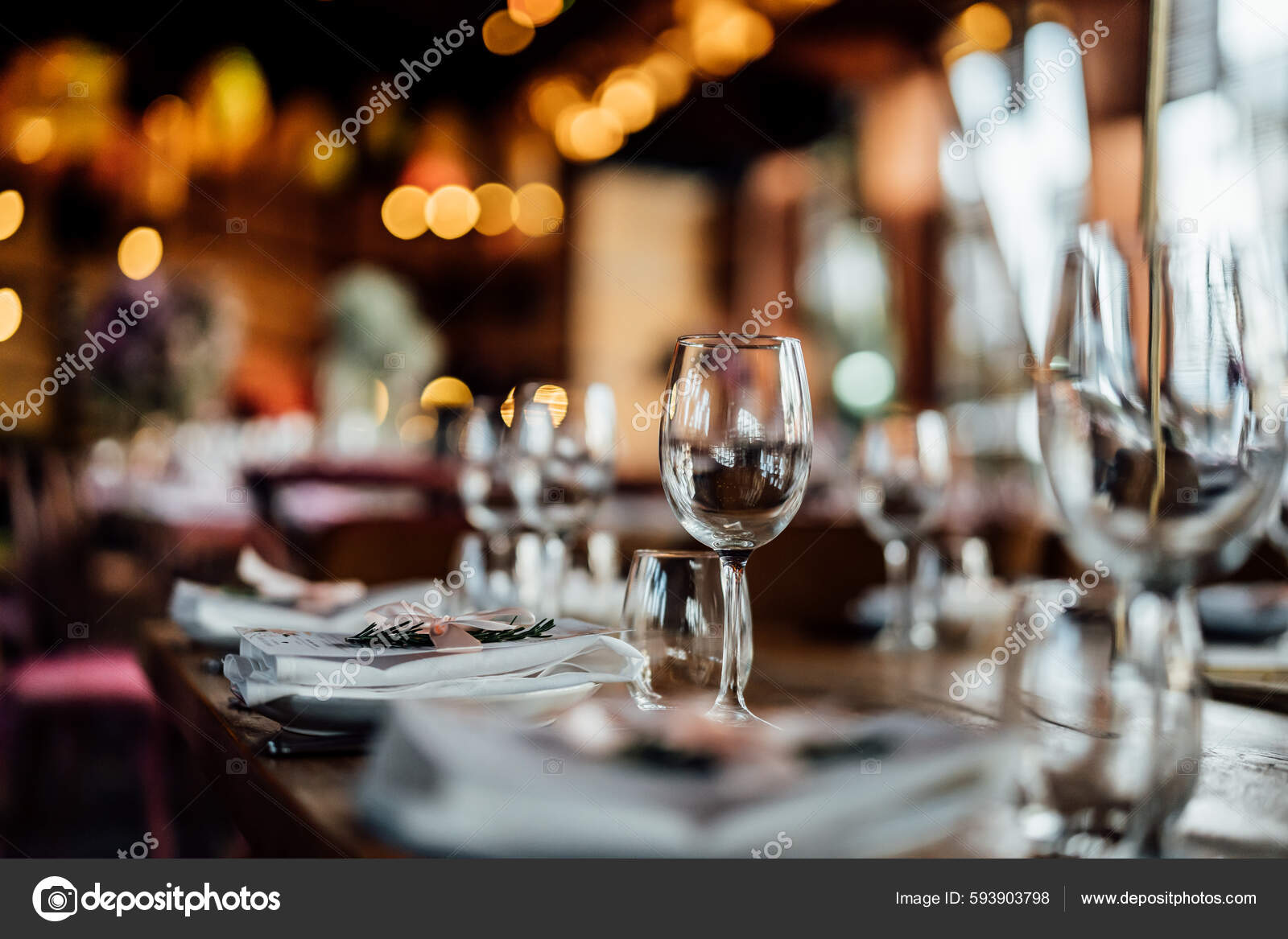 Luxury Table Settings Fine Dining Glassware Pouring Wine Glass ...
