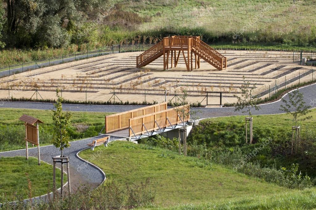 Laberinto verde crece en el parque — Foto de stock © habrda #23613331