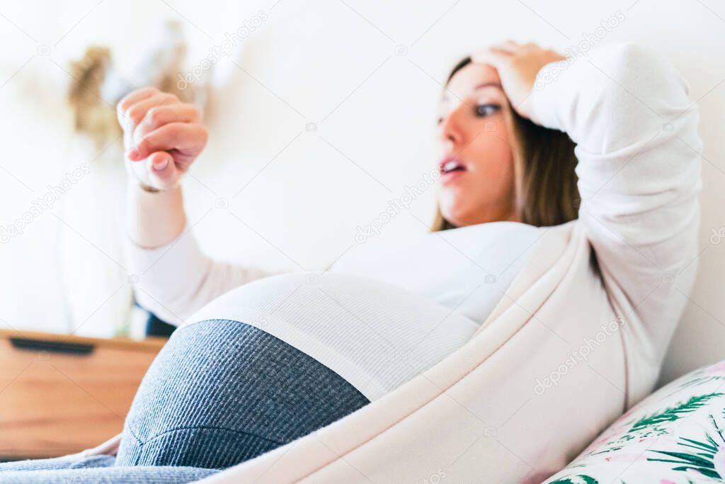 Embarazada tiempo de parto reloj. Hora del parto, contracciones dolor ...