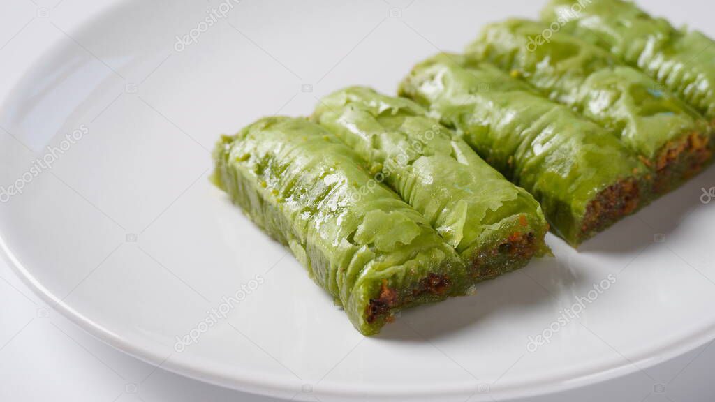 Baklava un postre de pastelería en capas hechas de pastelería de filo ...