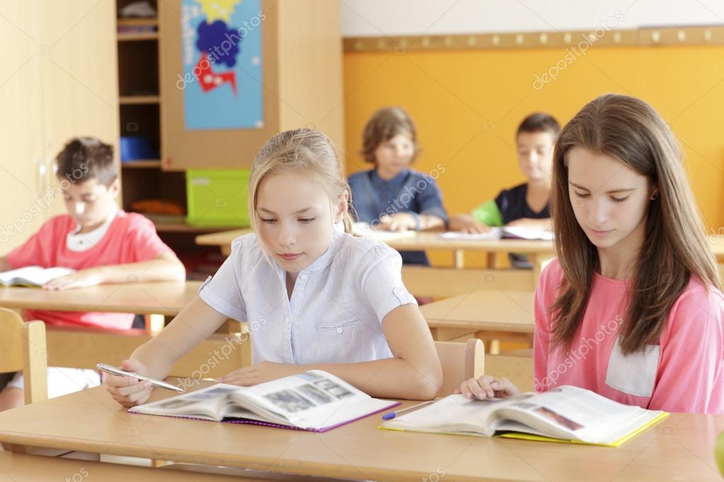 Los Niños Están Sentados En El Aula — Foto De Stock © Sepy 31457307