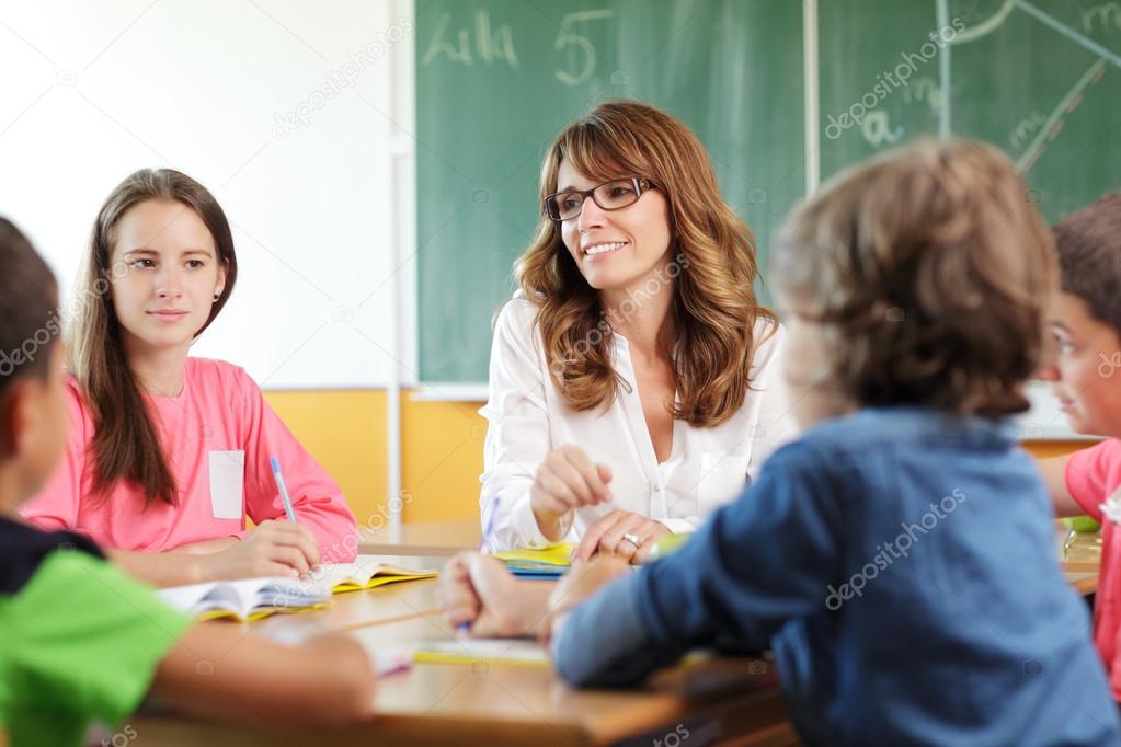 Entorno de clase elemental. Centrarse en el profesor y pizarra. 2022