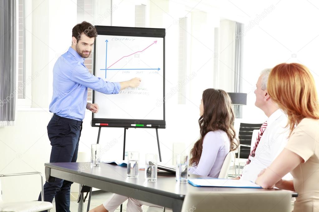 joven empresario presentando ideas — Fotos de Stock © Sepy #47132445