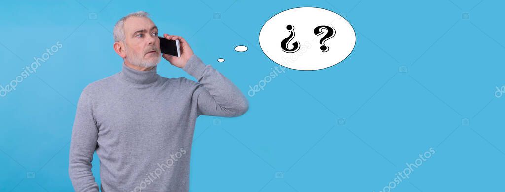 hombre adulto haciendo con signo de interrogación en el teléfono móvil ...