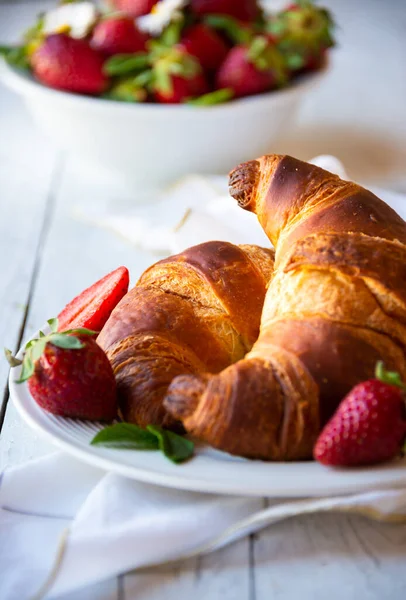 Fotos de Croissants et fraises, Imagens de Croissants et fraises sem royalties | Depositphotos