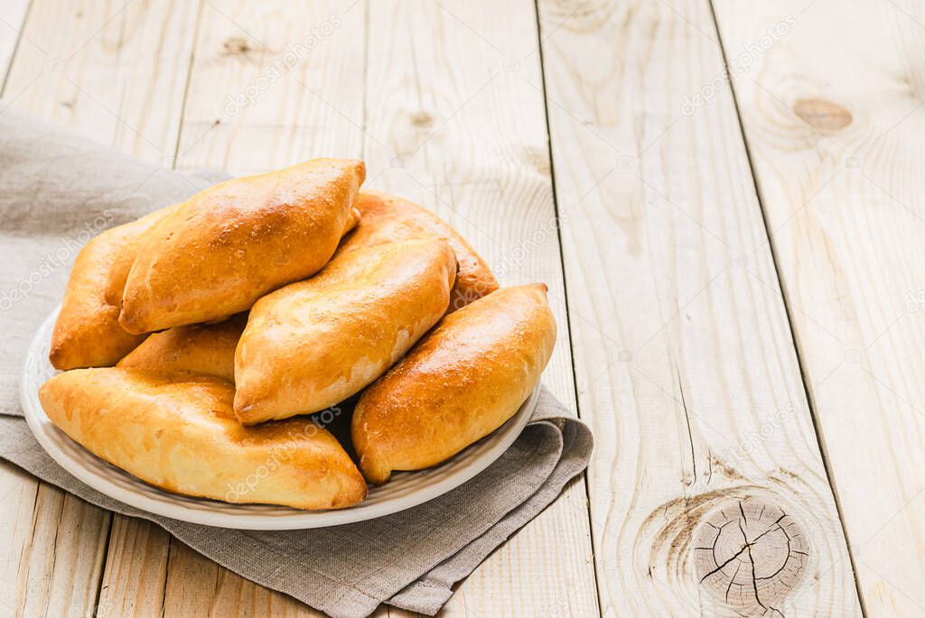 Peque as porciones de pasteles con una corteza dorada crujiente se ...