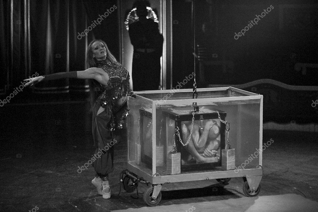 Contortionist at circus spectacle — Stock Editorial Photo © natursports ...