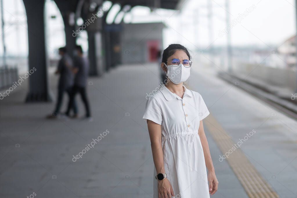 mujer que lleva protector antifaz coronavirus prevención y PM 2.5 ...