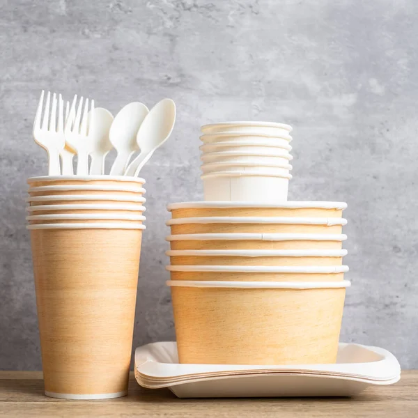 Eco friendly food packaging on table background. natural container: cup ...