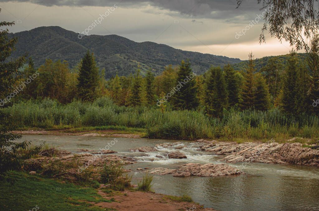 río de montaña entre acantilados. agua azul clara del río. Hojas verdes ...