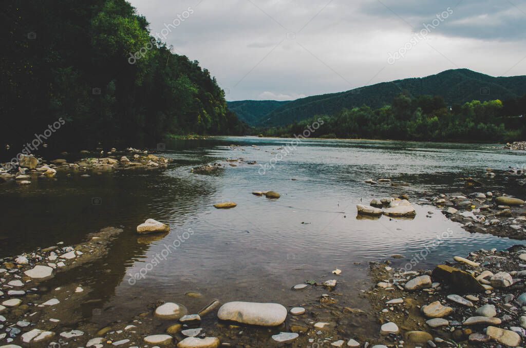 río de montaña entre acantilados. agua azul clara del río. Hojas verdes ...