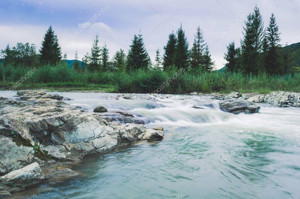 río de montaña entre acantilados. agua azul clara del río. Hojas verdes ...