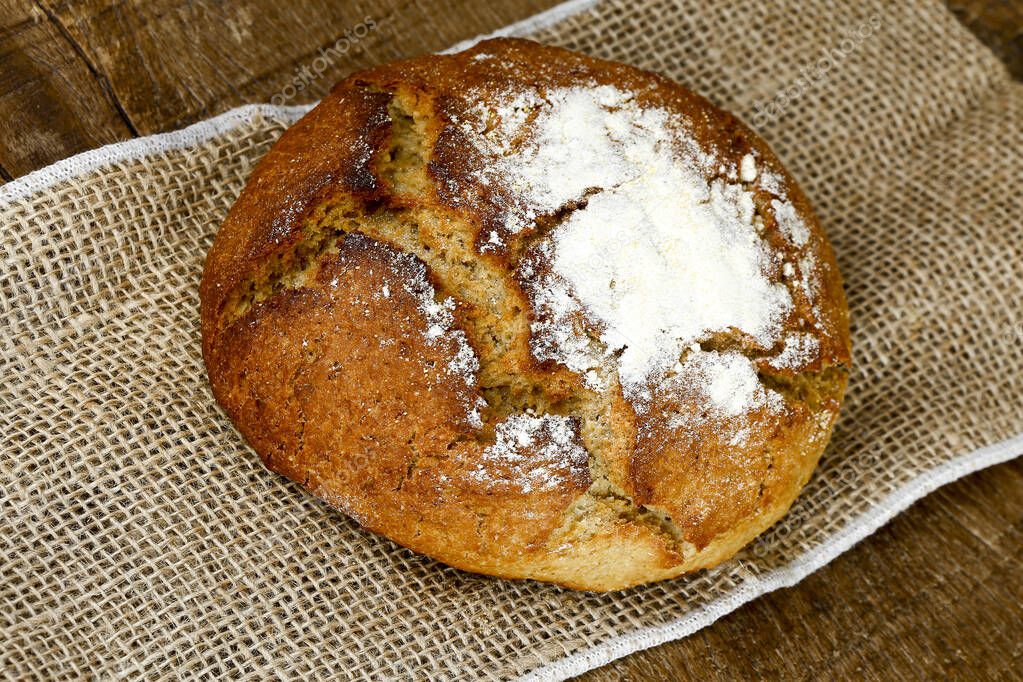 Pan típico portugués hecho con harina de trigo integral, sobre mesa ...