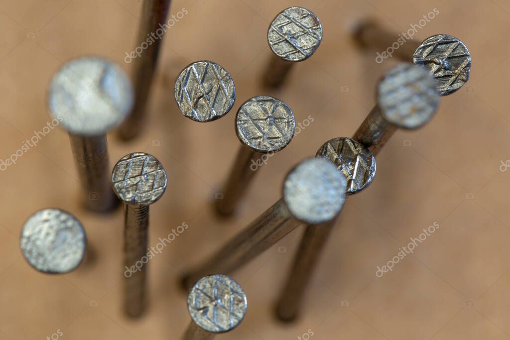 Grupo de clavos clavados a la madera en diferentes ángulos, en ...